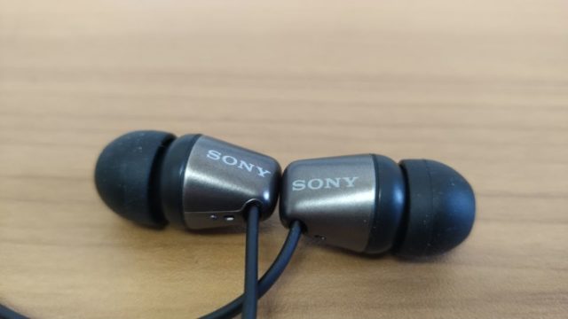 SONY「WI-C310」レビュー!!フラット音質で長時間連続再生のイヤホン｜モノログ